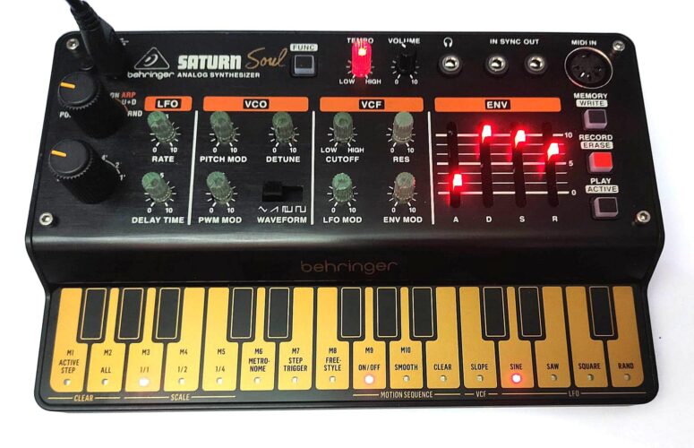 Behringer Saturn Soul, il clone del Jupiter-8 che sta in una mano